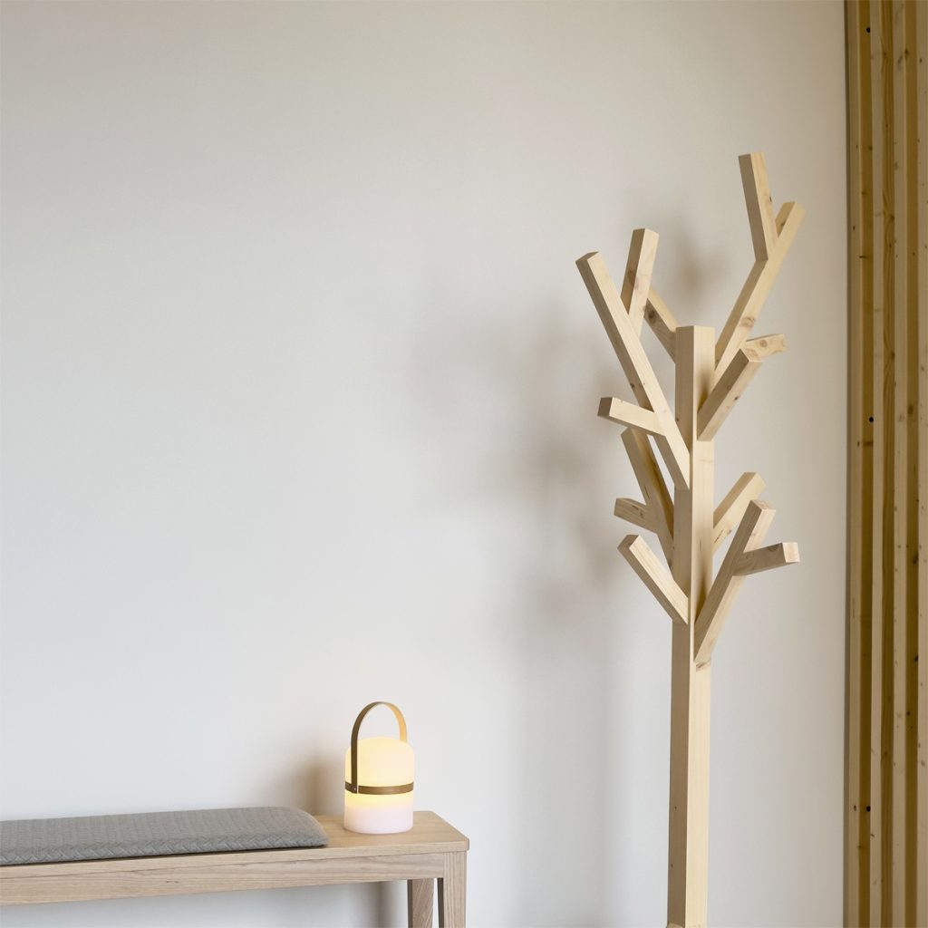 Perchero pie madera natural de diseño nórdico. Forma de árbol.