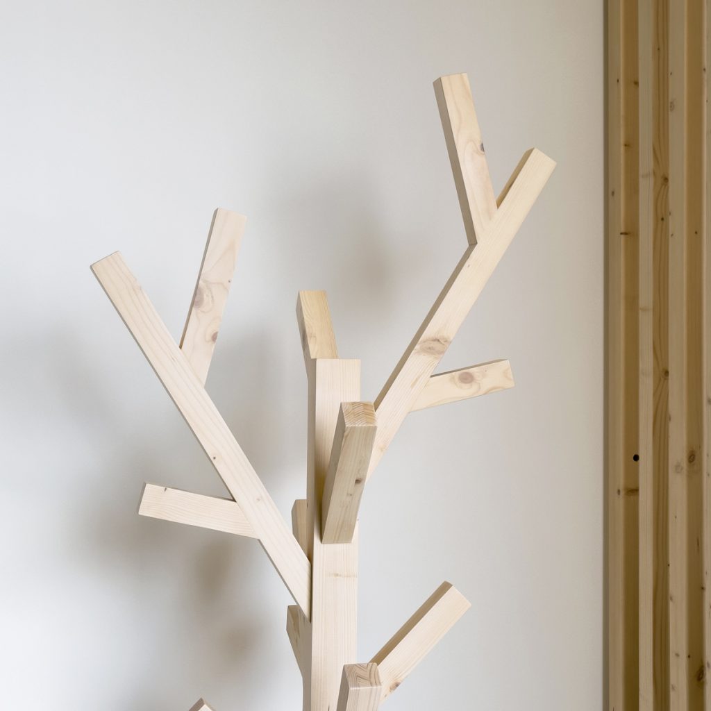 Perchero pie madera natural de diseño nórdico. Forma de árbol.