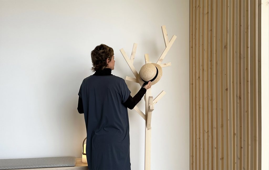 Perchero pie madera natural de diseño nórdico. Forma de árbol.