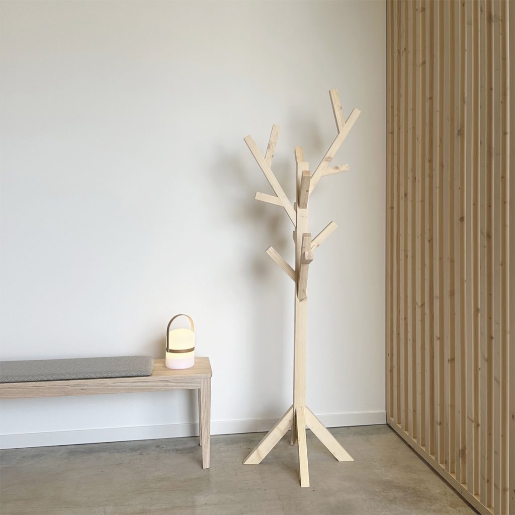 Perchero pie madera natural de diseño nórdico. Forma de árbol.