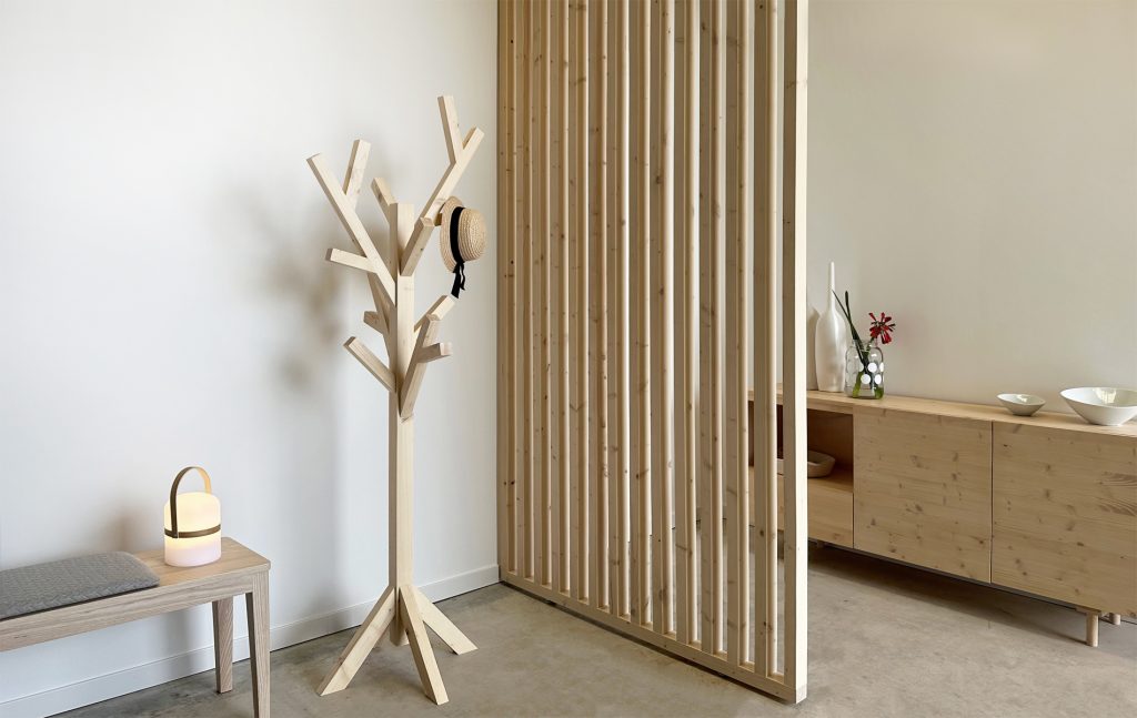 Perchero pie madera natural de diseño nórdico. Forma de árbol.