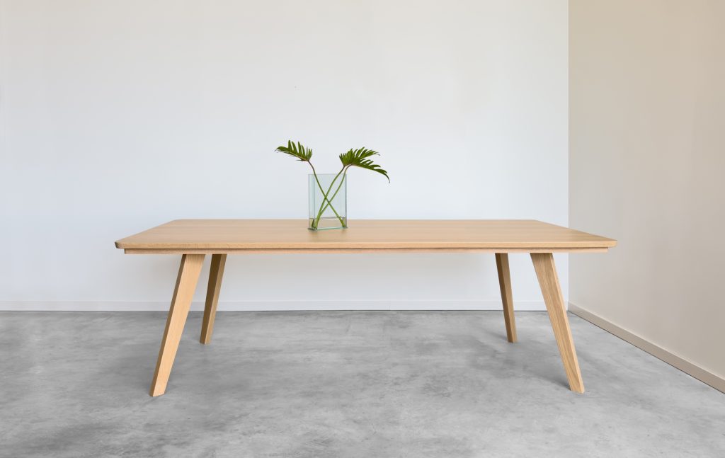 mesa roble macizo natural de diseño. Fabricación a medida.